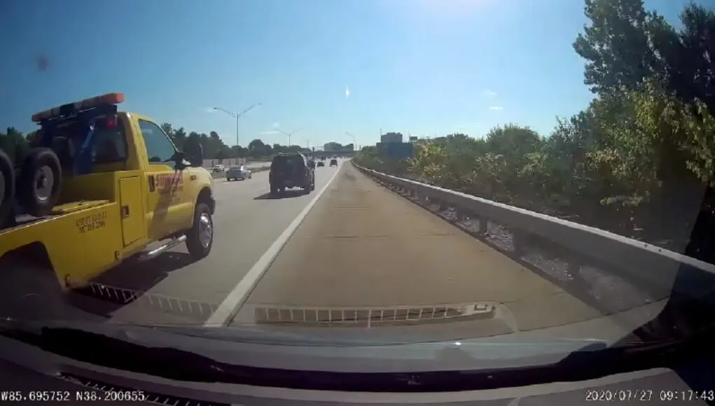 Louisville's Supreme Towing Service caught on dash cam forcing car off ...