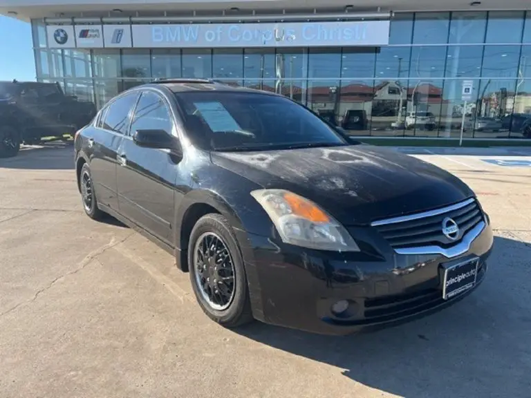 Is this beat 2008 Nissan Altima with 165,000 miles for sale at a Texas ...
