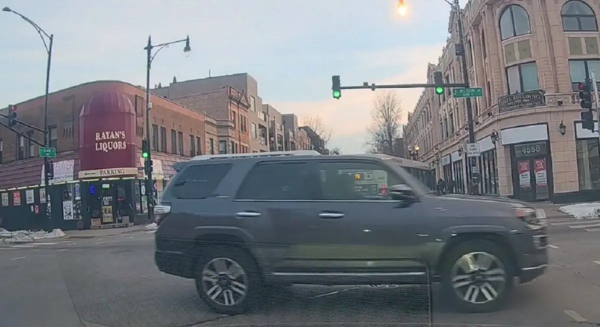 Chicago, ILL: Ignorant Driver At Wilson & Clark Runs Red Light Just ...